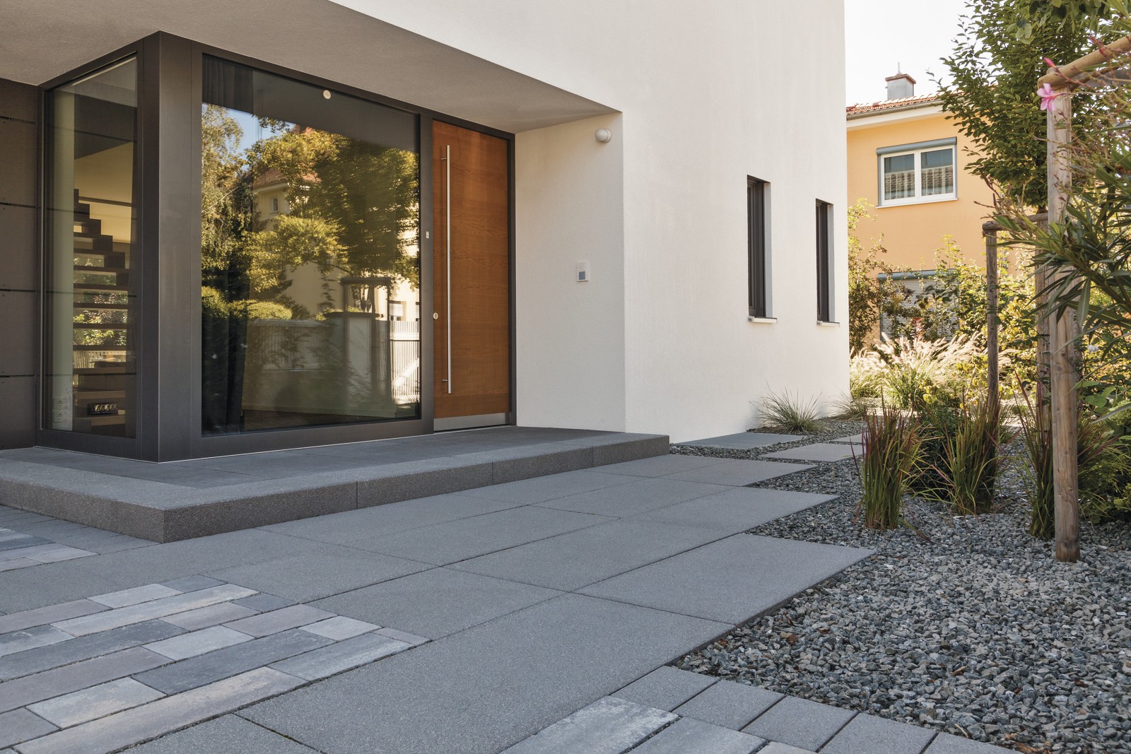 Großformatige befahrbare Signo Terrassenplatten für Hof und Terrasse