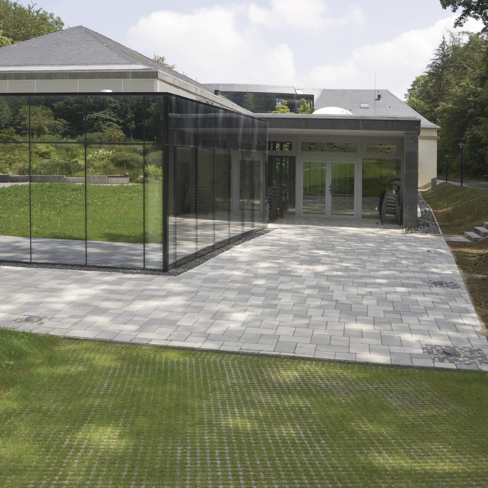 Rasengitterstein mit Wasserdurchlässigkeit für entsiegelte Flächen.